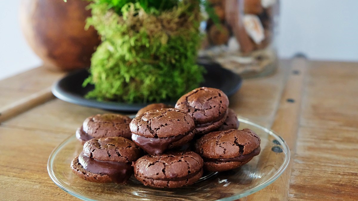 Chocolate Macaroons - Bake Eat