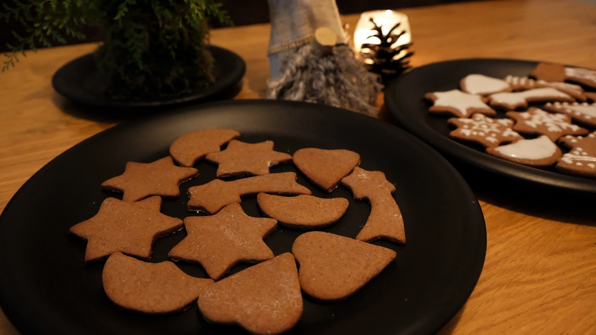 Gingerbread Cookies - Bake Eat